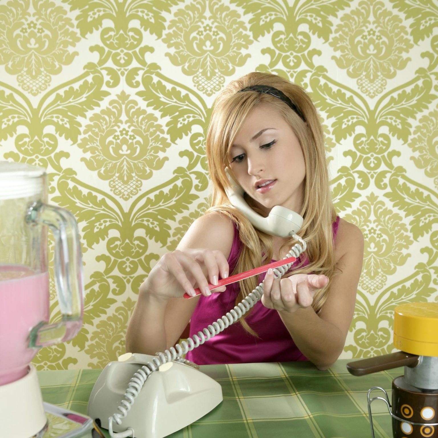 What color nail polish was popular in the 60s? - nailhow